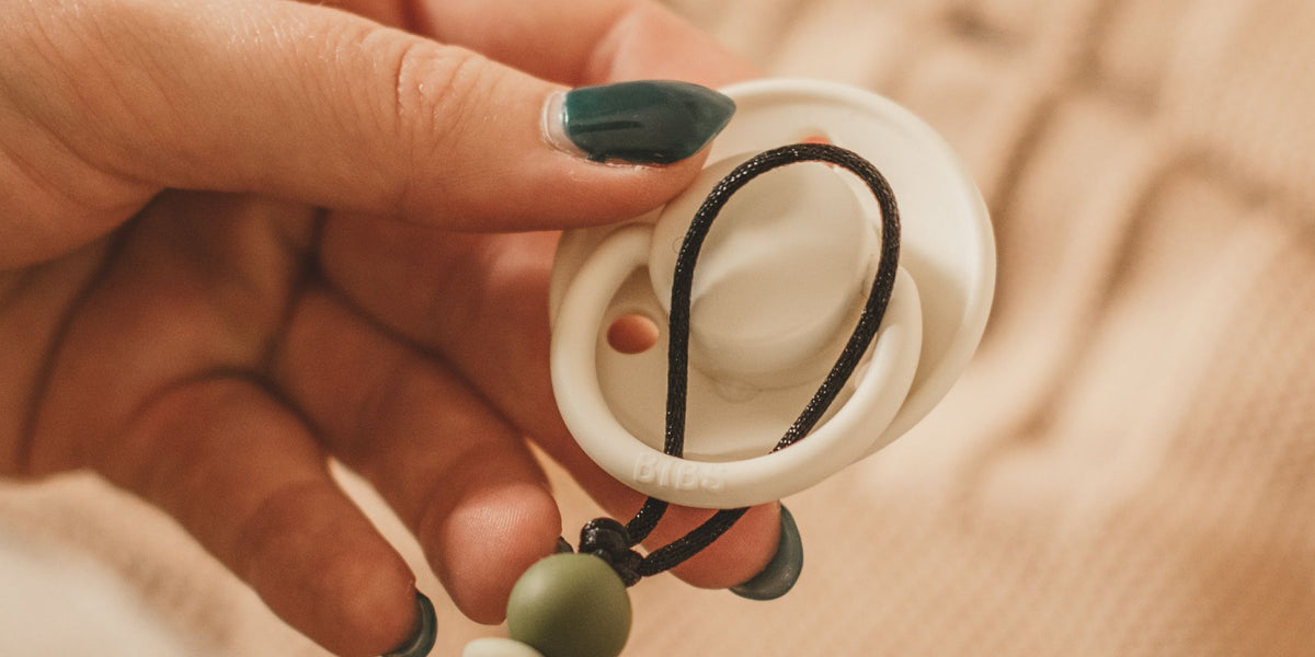 Zo bevestig je een speenkoord aan een speen - tips & tricks – Studio ...